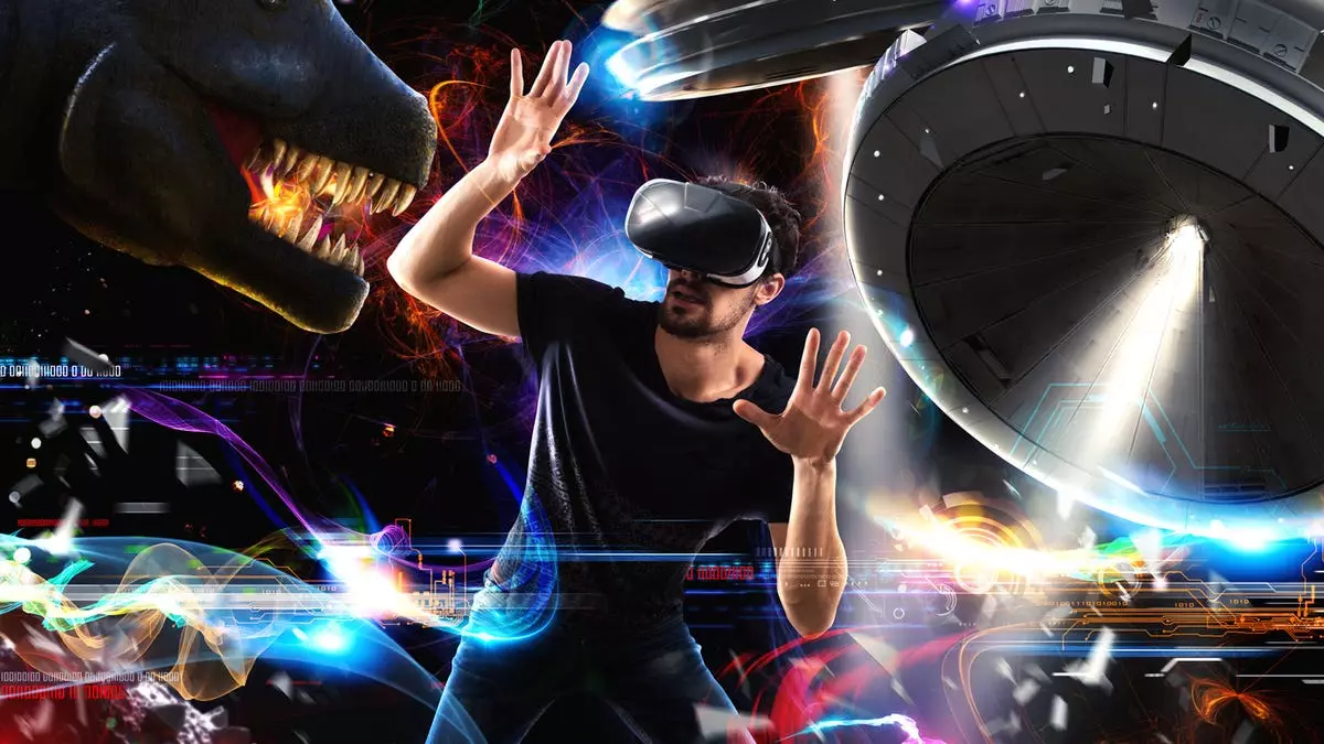 एक आदमी VR में गेम खेल रहा है, जो डायनासोर, UFO, और बहुत कुछ से घिरा हुआ है।
