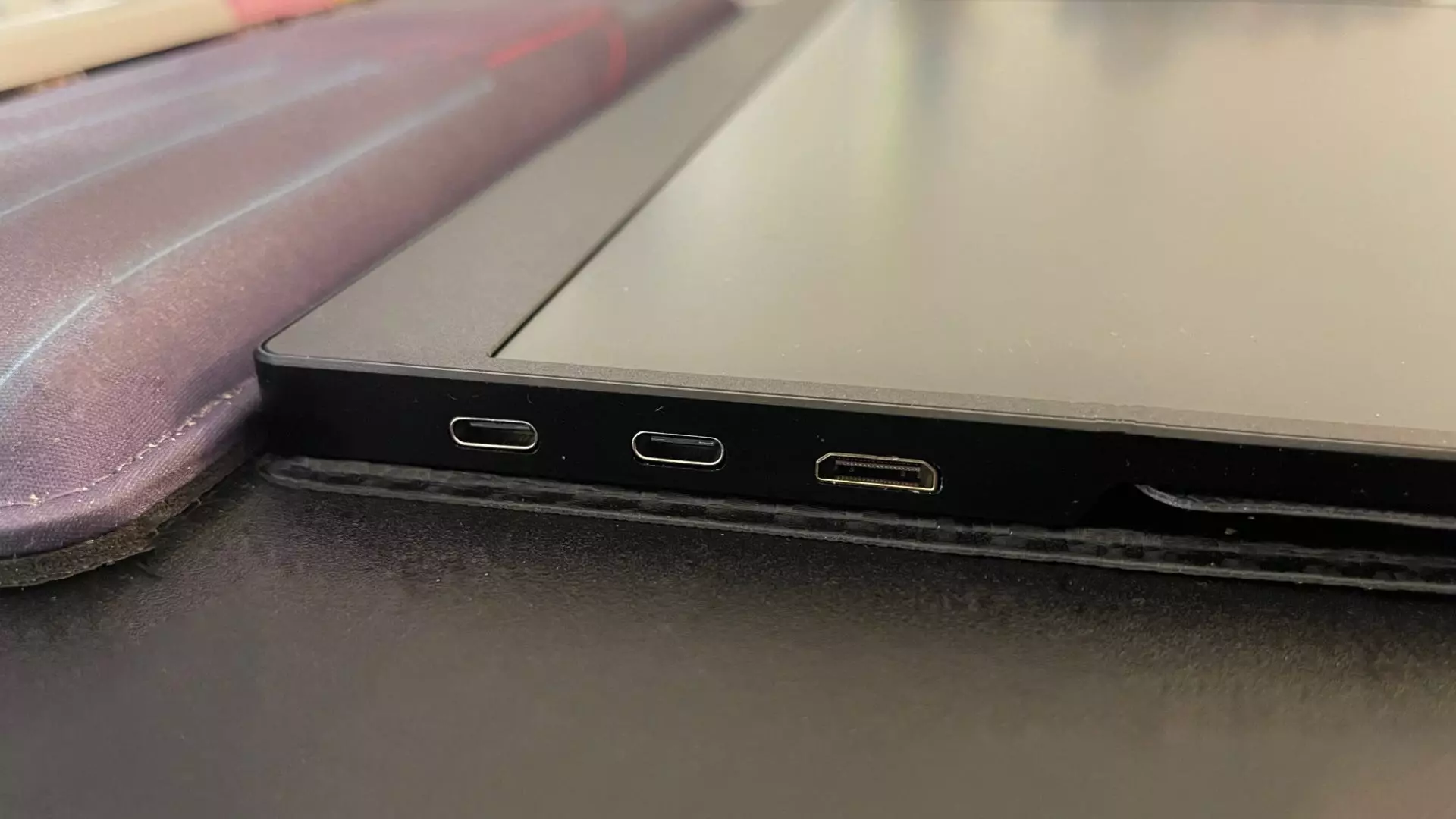 To USB-C-porte og mini-HDMI-port til Vissles-skærm