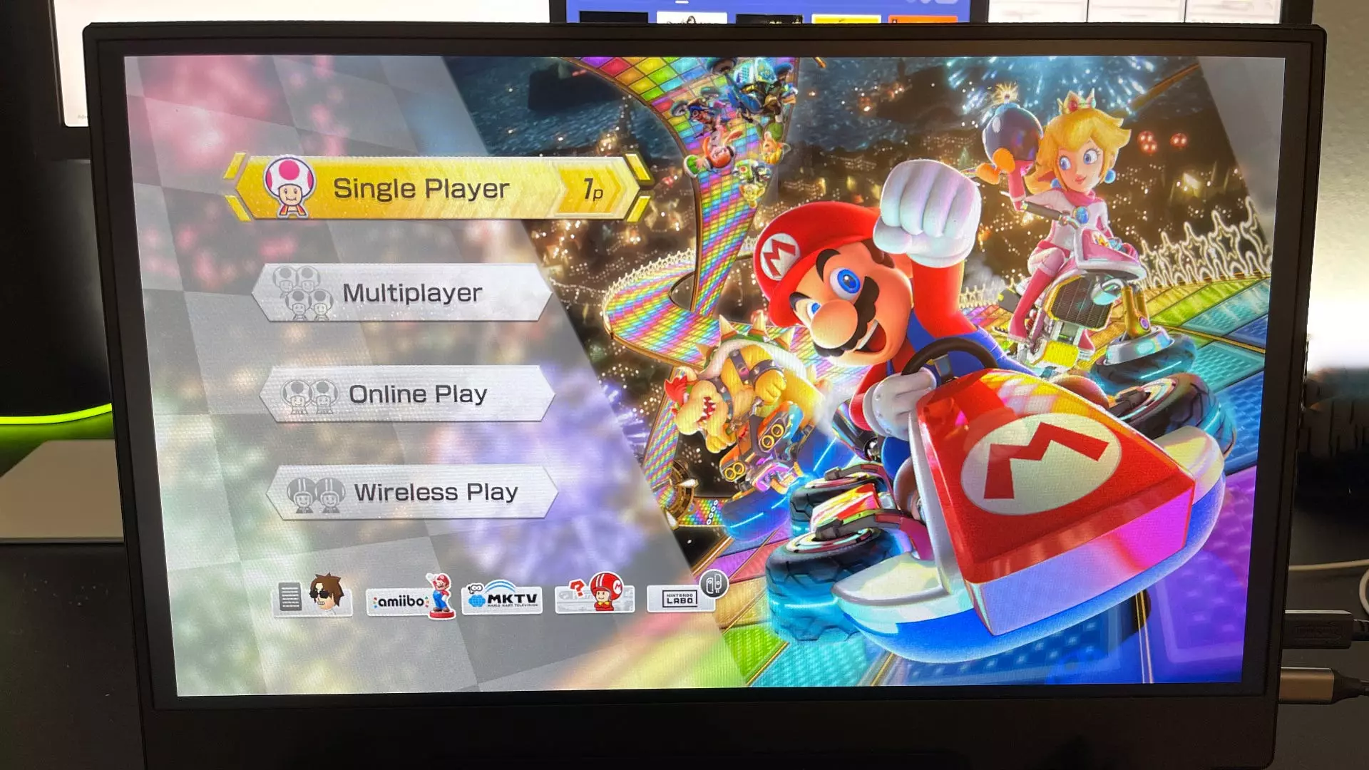 Nintendo Switch에 연결되어 있는 동안 Mario Kart 8 Deluxe를 표시하는 Vissles 모니터