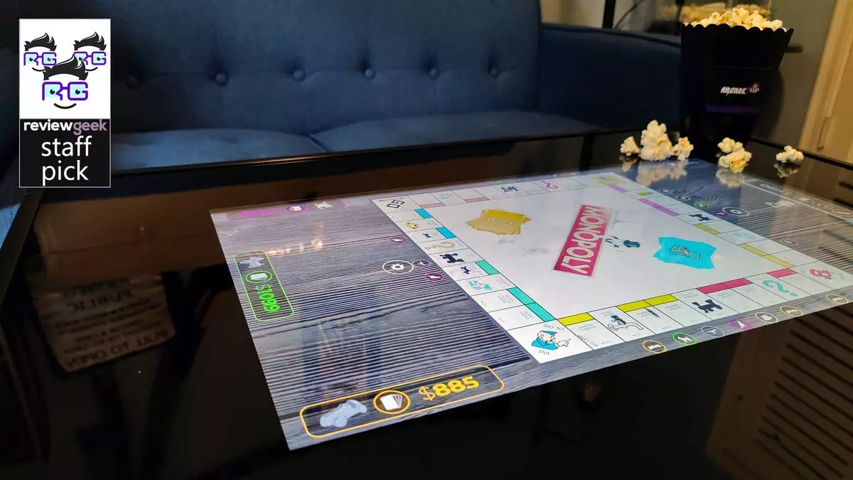 Monopoli digitaalne koopia hiiglaslikul tahvelarvuti kohvilaual.