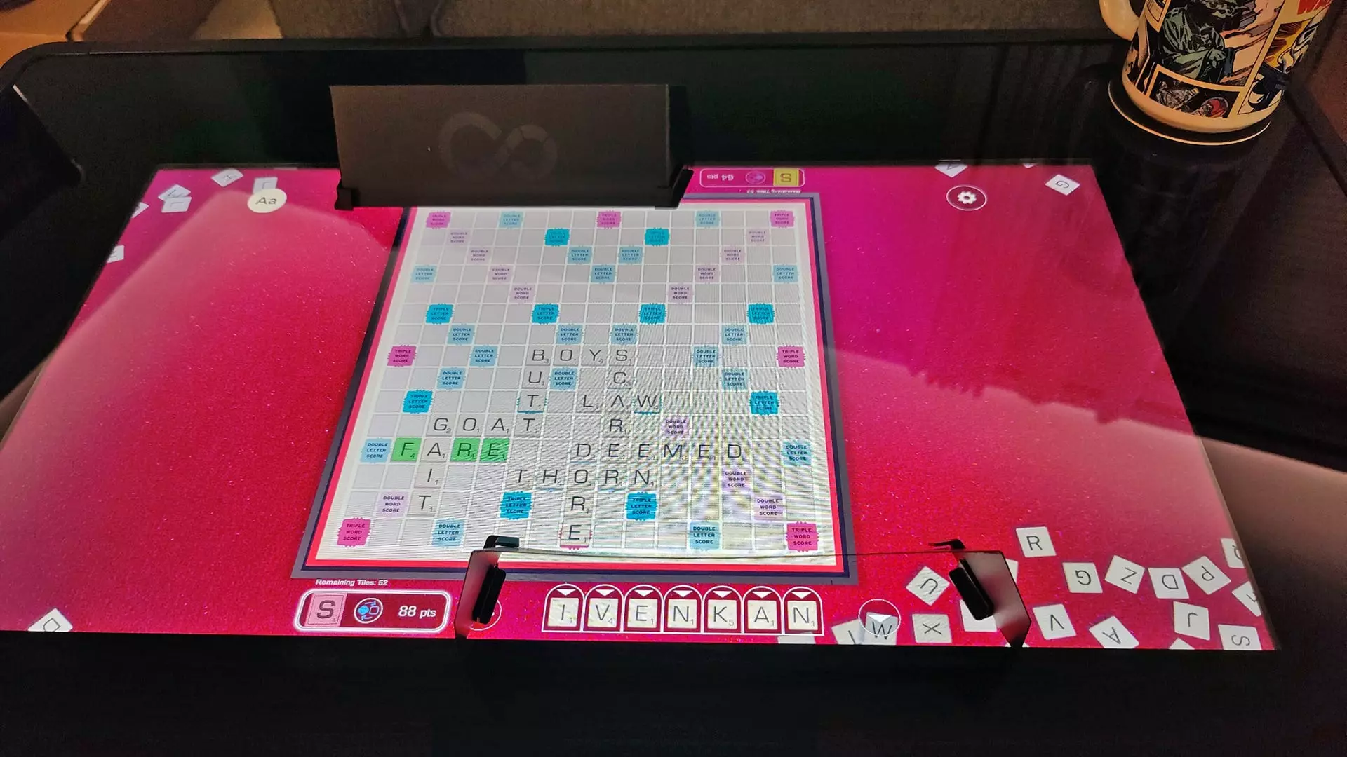 Un xogo de 'Scrabble' con pantallas de papel que bloquean a vista das pezas