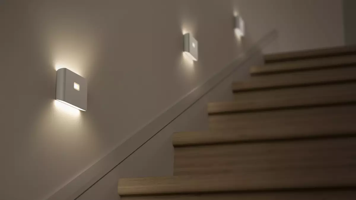 Una serie di luci notturne che portano giù per alcune scale.