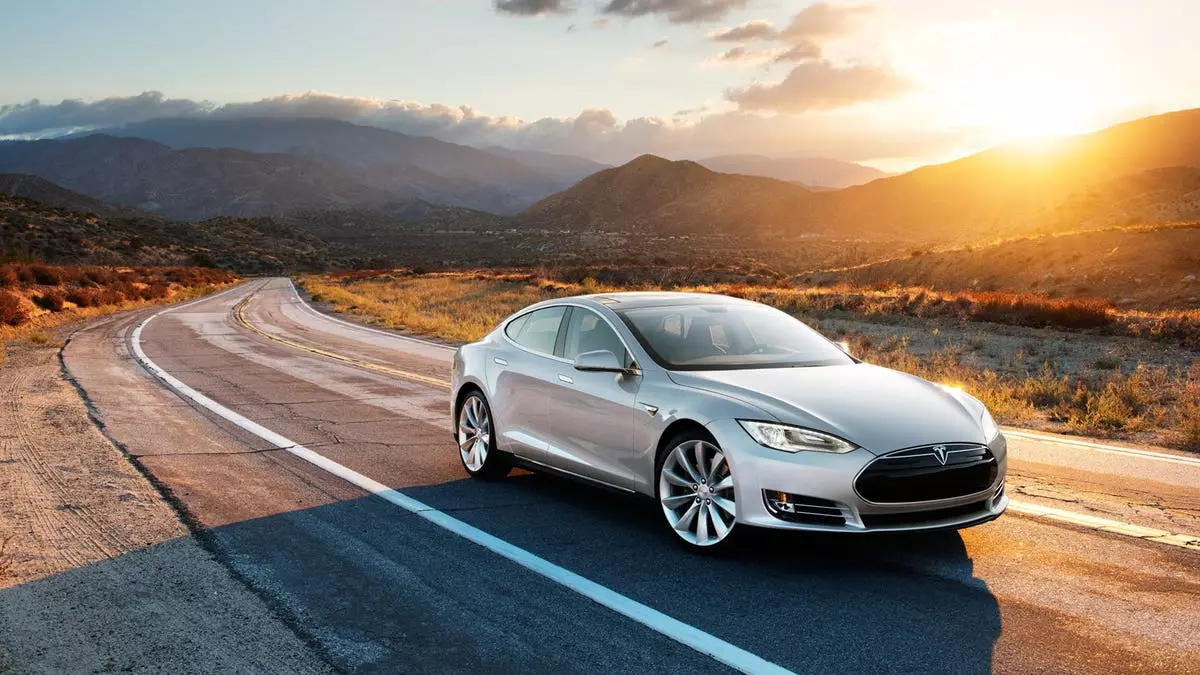 Un Tesla conduint per una carretera ventosa.