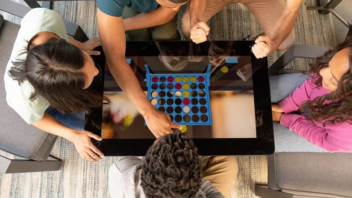 स्क्रिनमा 'Connect4' भएको डिजिटल बोर्ड गेम टेबल