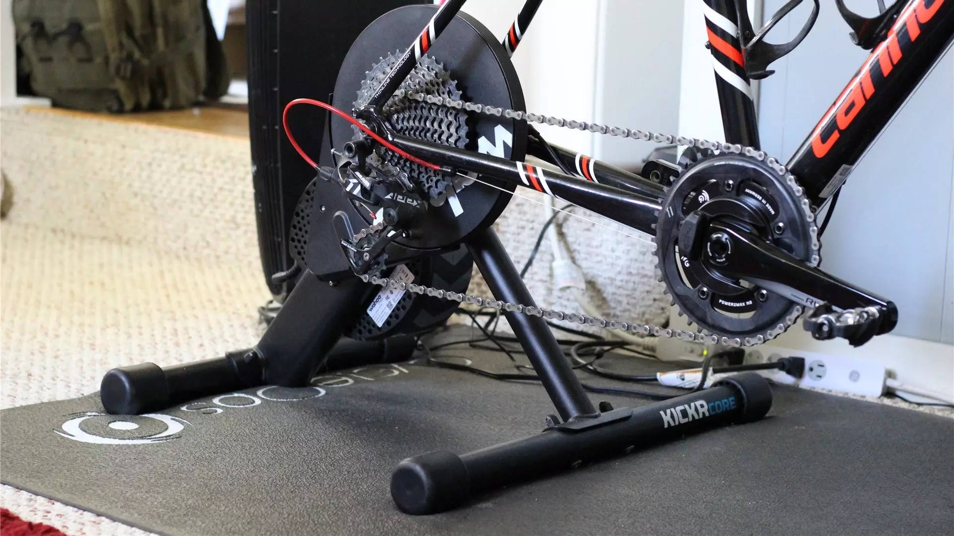 安装了自行车的 Wahoo Kick Core；教练和自行车传动系统可见。
