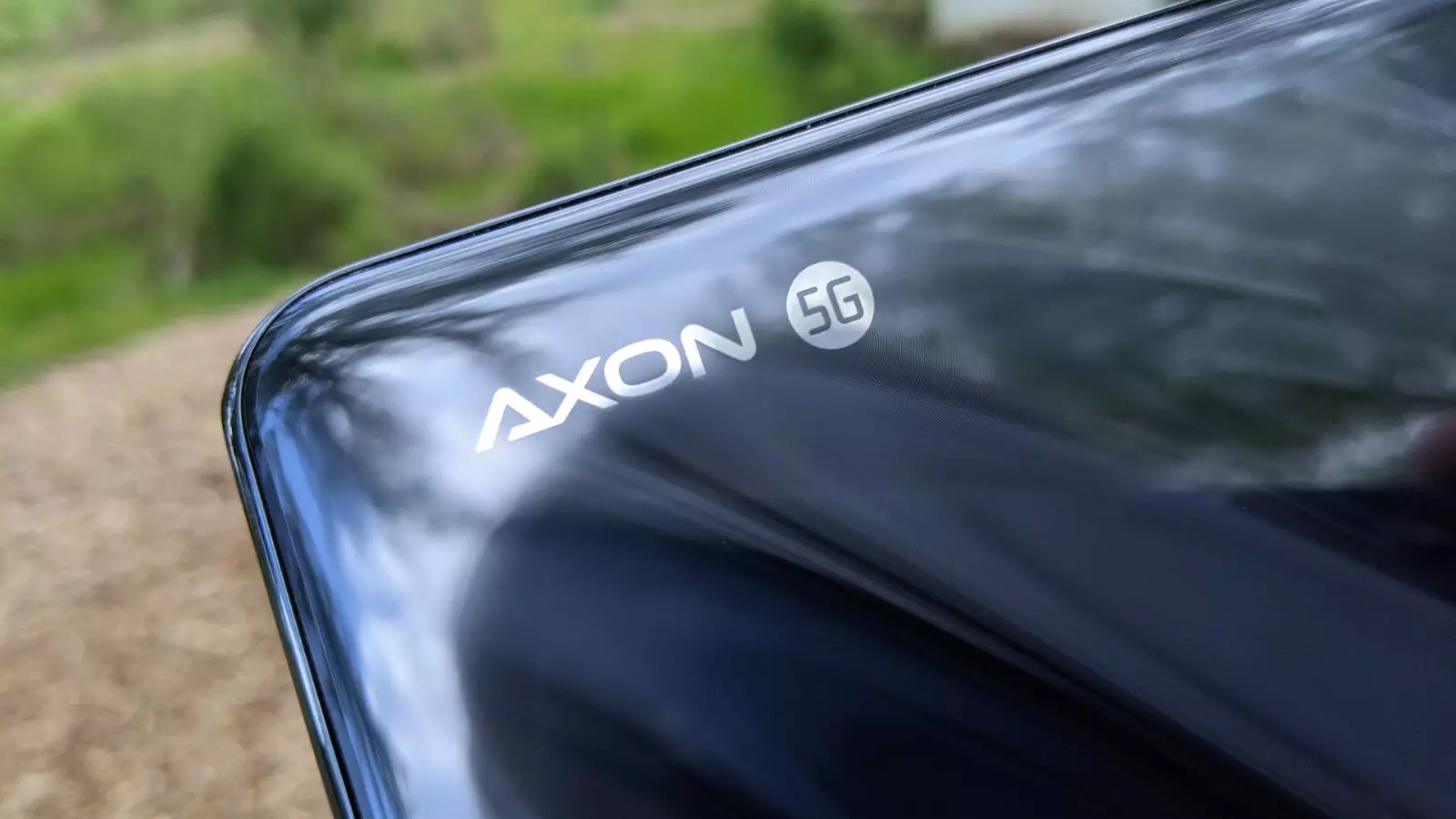 Close-up ng logo ng Axon 5G sa ZTE Axon 20 5G