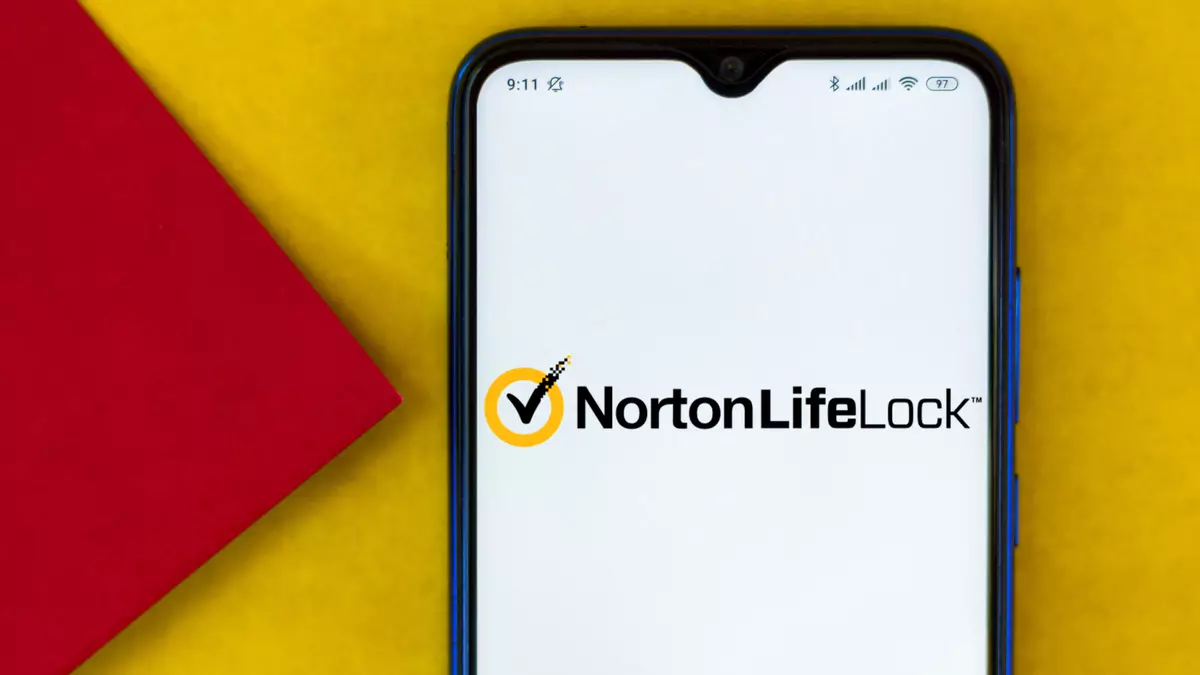 Illustration av NortonLifeLock-logotypen som visas på en smartphone