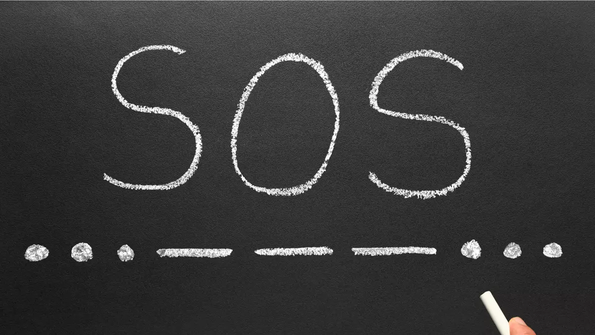 SOS tiesňový signál medzinárodnej Morseovej abecedy napísaný na tabuli