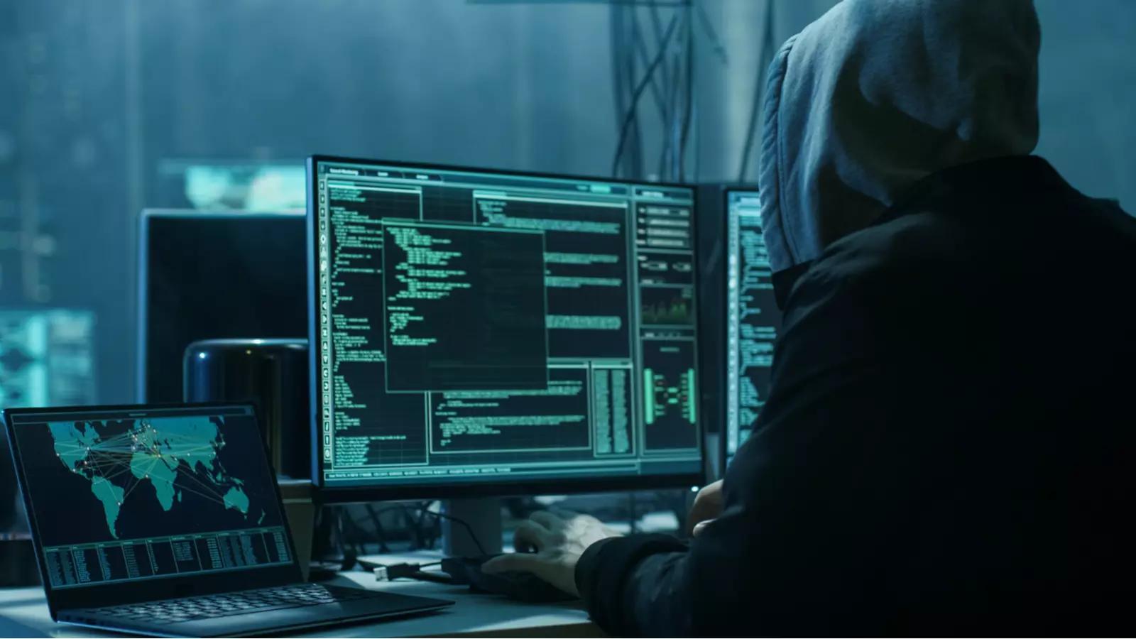 Un pirata informàtic perillós encaputxat entra al servidor de dades
