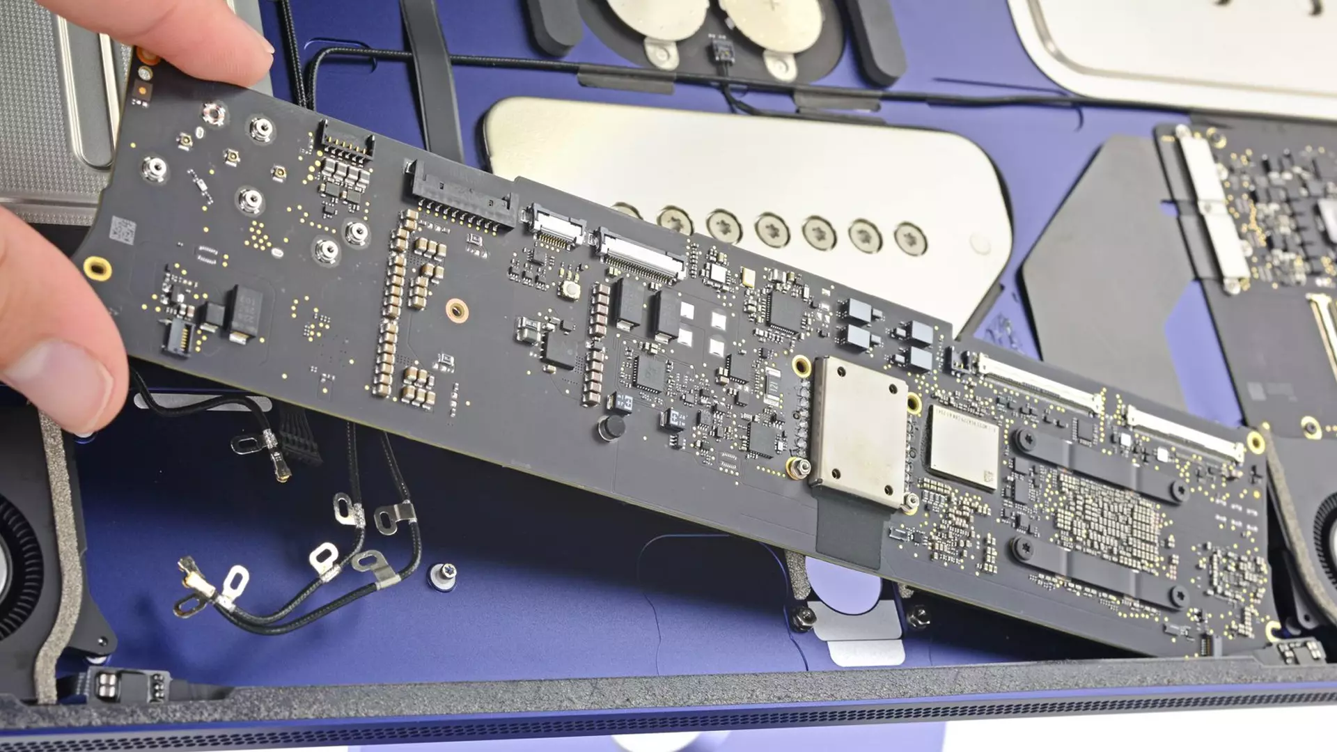 iFixit का M1 iMac टियरडाउन एक प्रभावशाली रूप से छोटे लॉजिक बोर्ड का खुलासा करता है