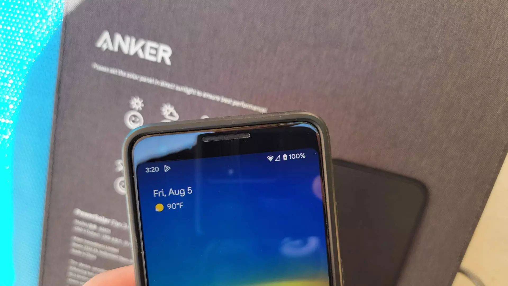 Anker 515 արևային մարտկոցները լիցքավորում են հեռախոսը