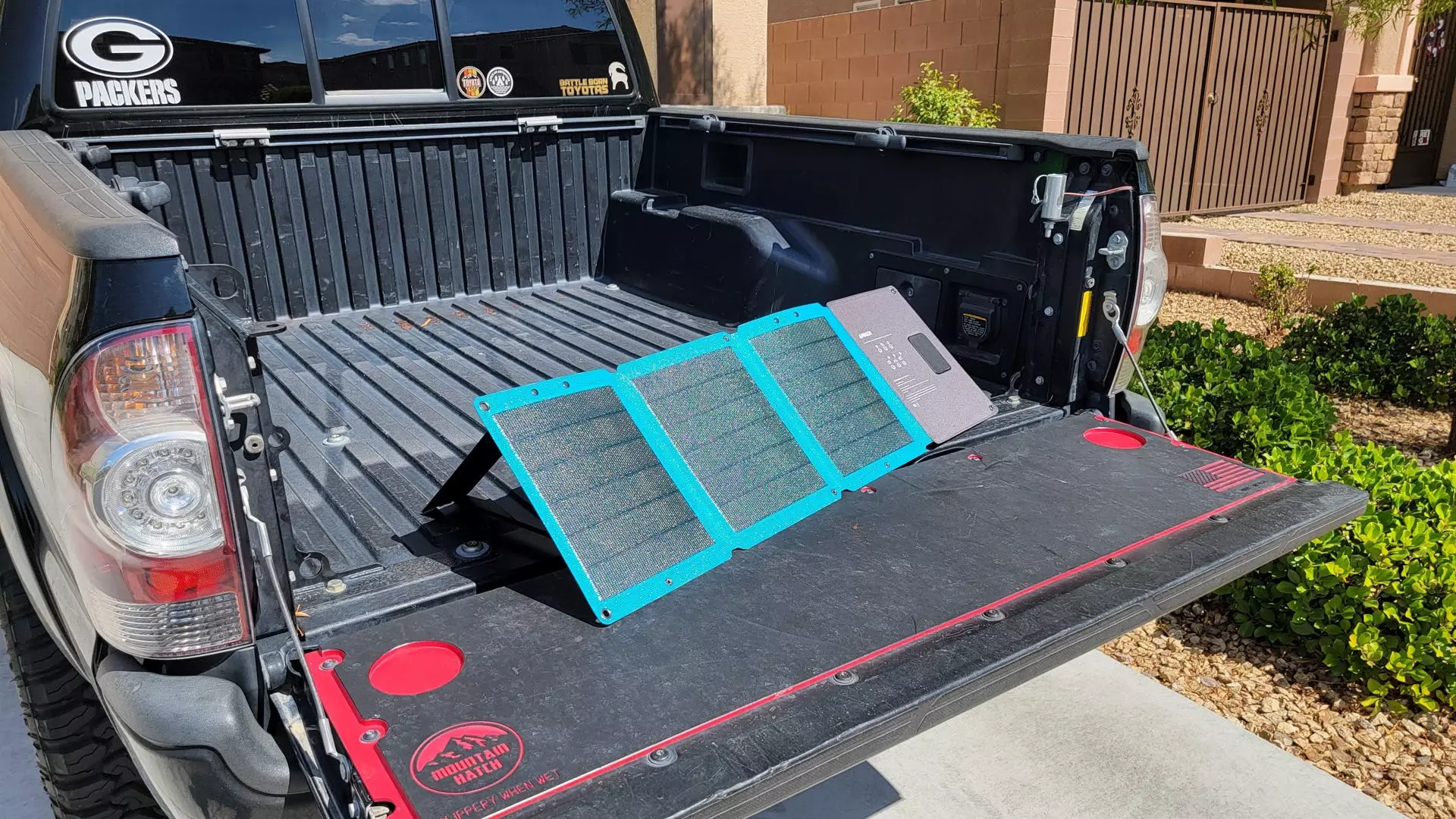 Bir kamyonun arkasında şarj olan Anker 24w güneş panelleri