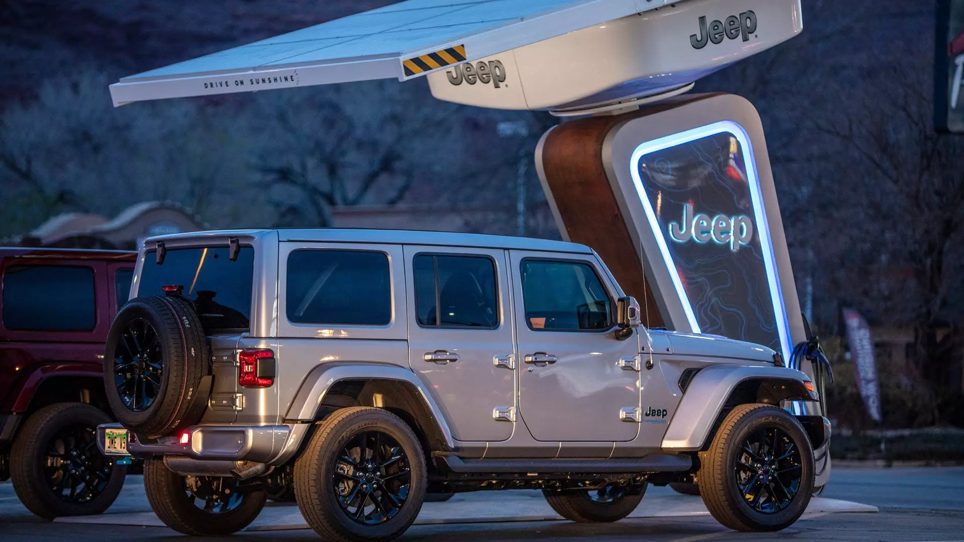 Jeep vil installere EV-ladestasjoner ved terrengstier