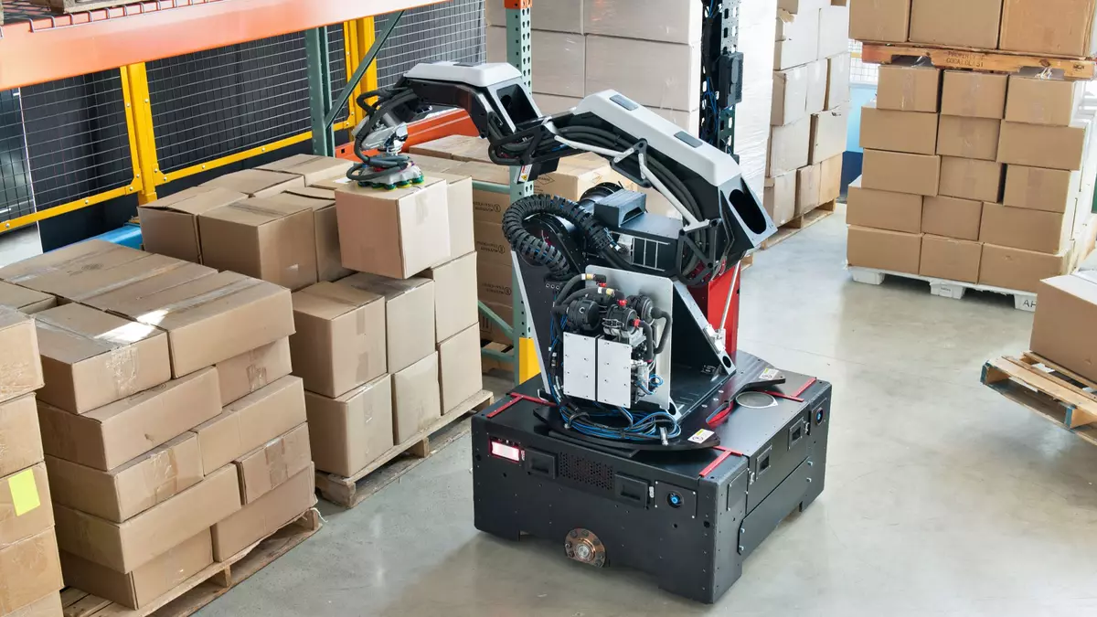 Una foto del robot Boston Dynamics Stretch en un magatzem.