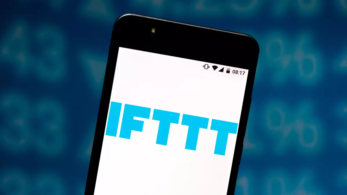 โลโก้ของบริการ IFTTT (ถ้าเป็นอย่างนั้น) บนสมาร์ทโฟนบนพื้นหลังสีน้ำเงินพร้อมตัวเลข
