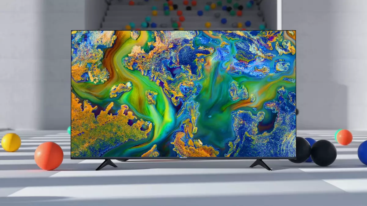 Un téléviseur Hisense ULED 4K dans une pièce entourée de boules colorées. C'est une image très artistique.
