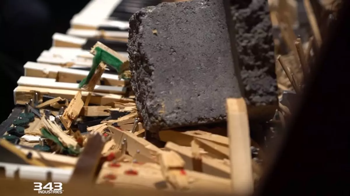 एक टूटा हुआ पियानो कीबोर्ड, जिसमें नष्ट हुई चाबियों पर एक विशाल चट्टान बिछा हुआ है।