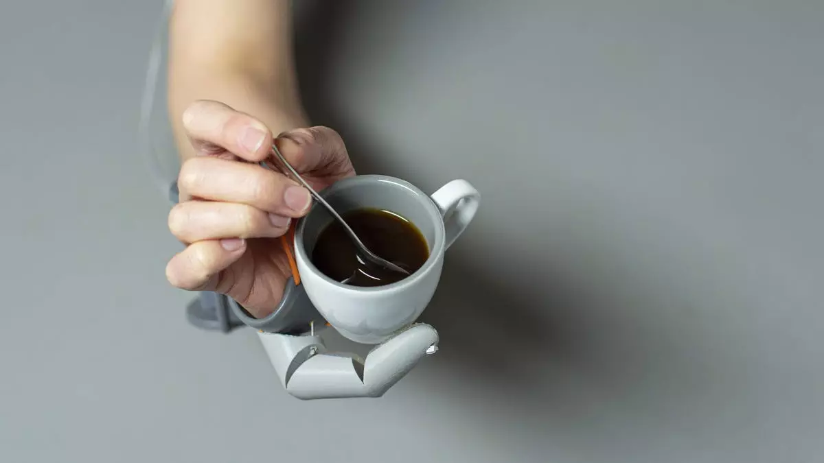 Una mano con dos pulgares, sosteniendo una taza y revolviendo el café.
