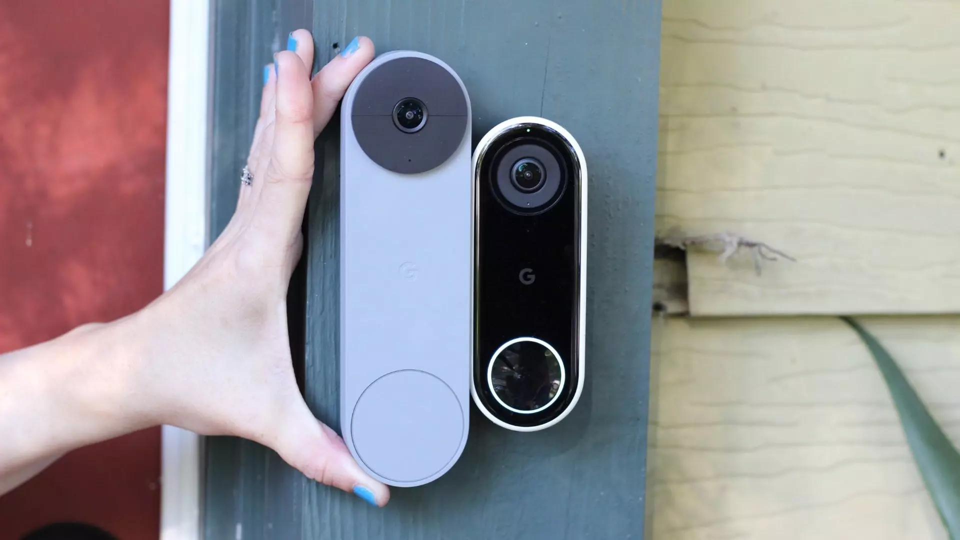 Nest Doorbell (סוללה) בהשוואה לדגם (חוטי).