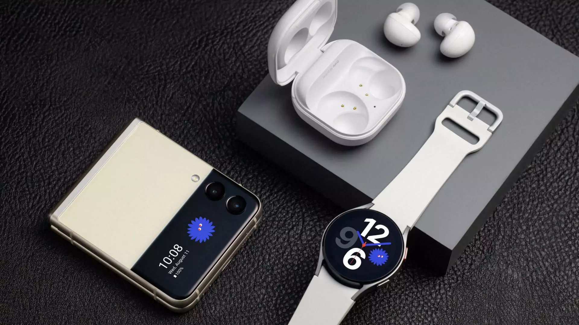 Een foto van de Samsung Flip 3, Watch 4 en Buds 2