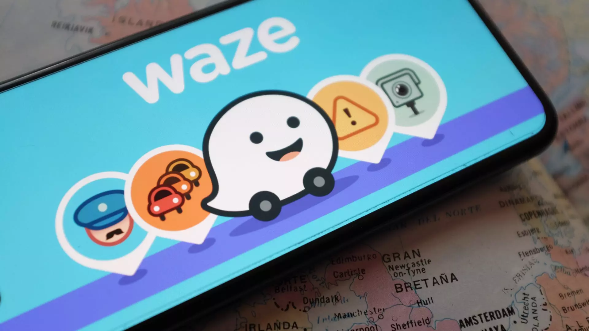 Waze Android Auto اور CarPlay پر پیچھے رہ رہا ہے، یہ صرف آپ نہیں ہیں۔