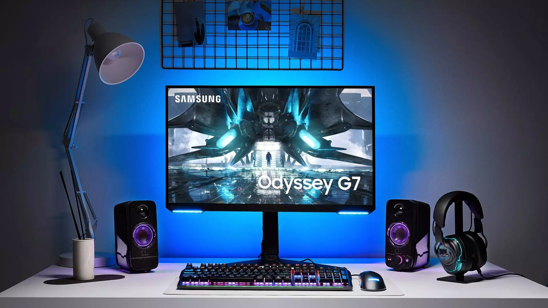 Un écran plat Samsung Odyssey G7 sur un bureau.
