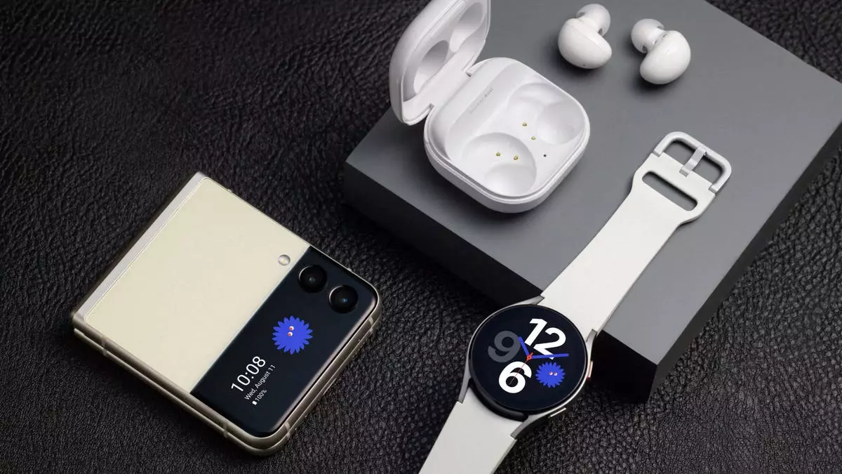 Samsung Flip 3, Watch 4 і Buds 2
