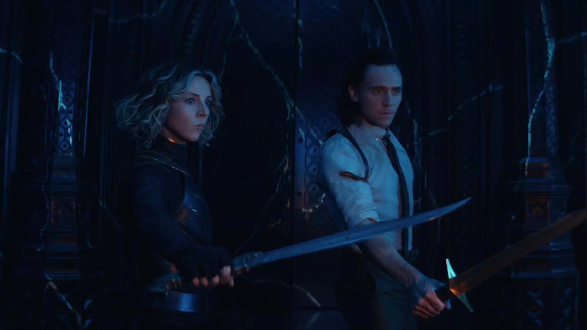 Loki we Silwi görünmeýän duşmana garşy durýarlar.