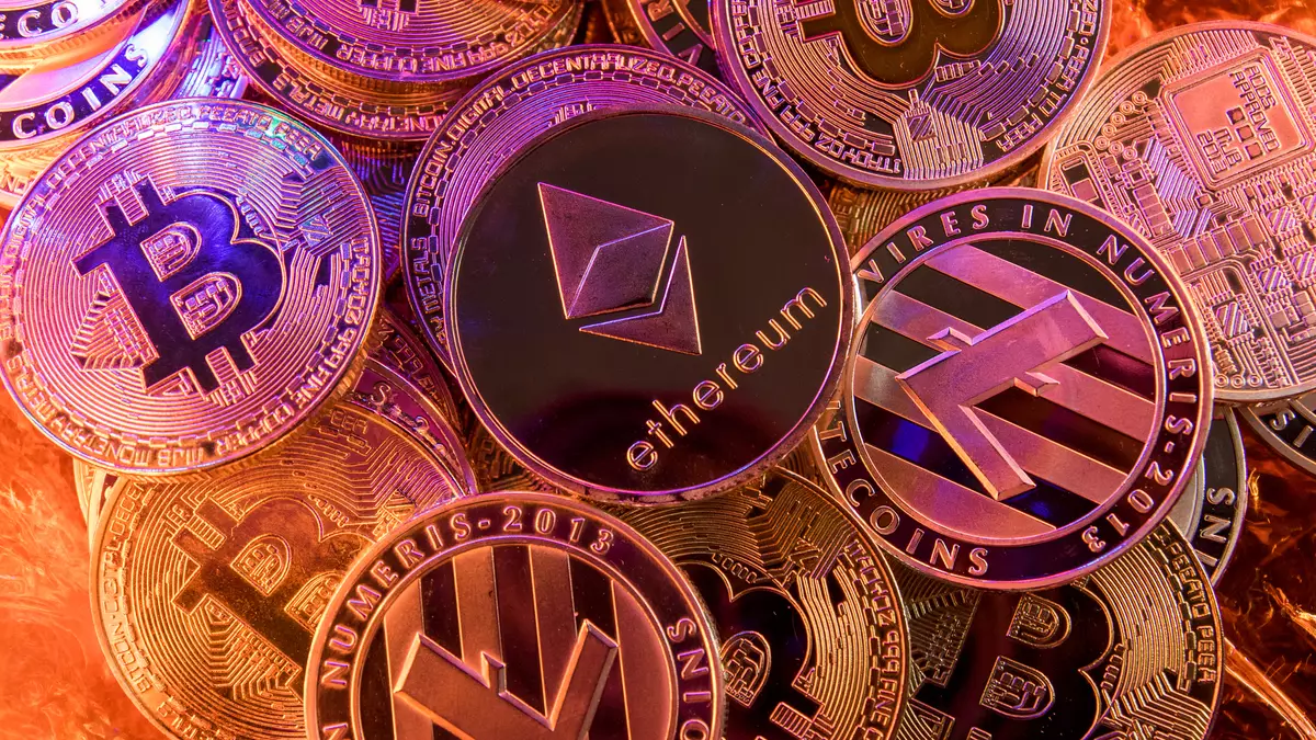Ethereum- und Bitcoin-Münzen sowie Münzen für andere digitale Währungen