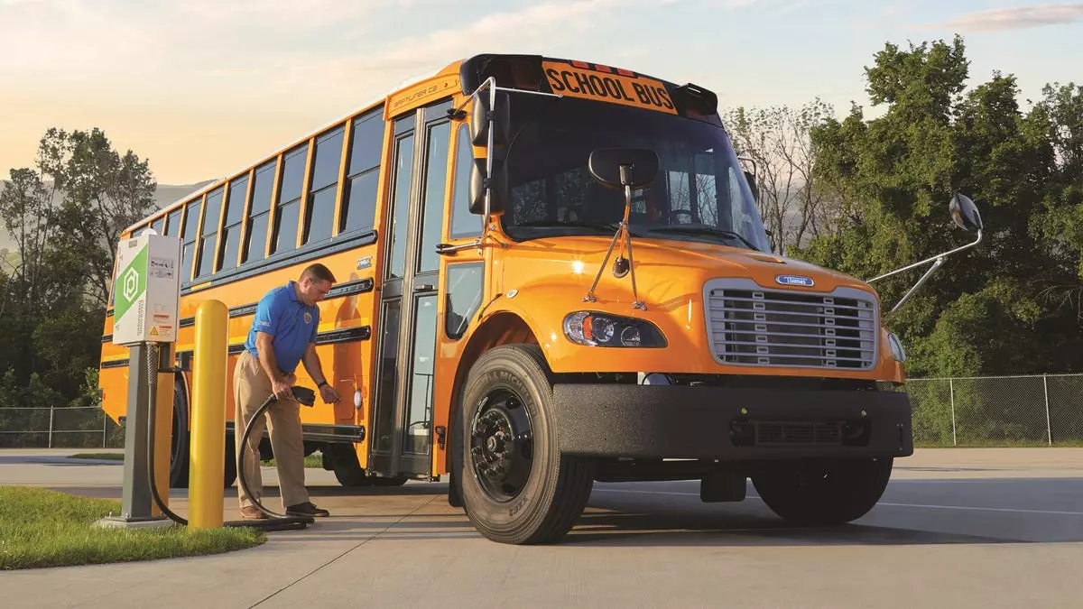 אוטובוס בית ספר חשמלי, מחובר למטען.