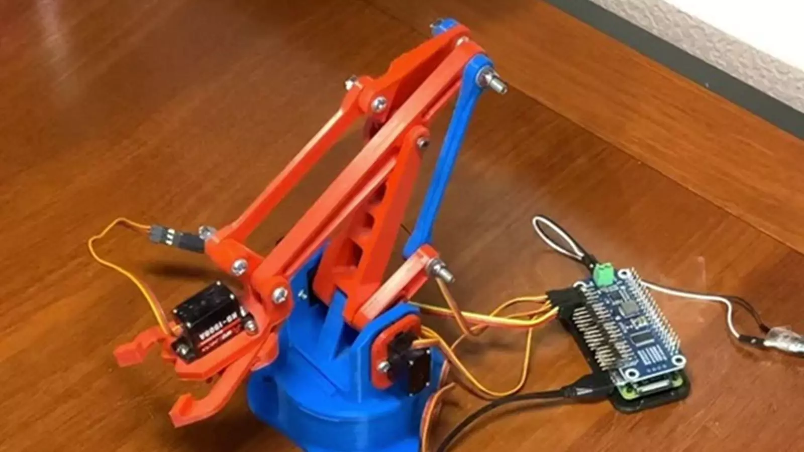 Un brazo robótico impreso en 3D.