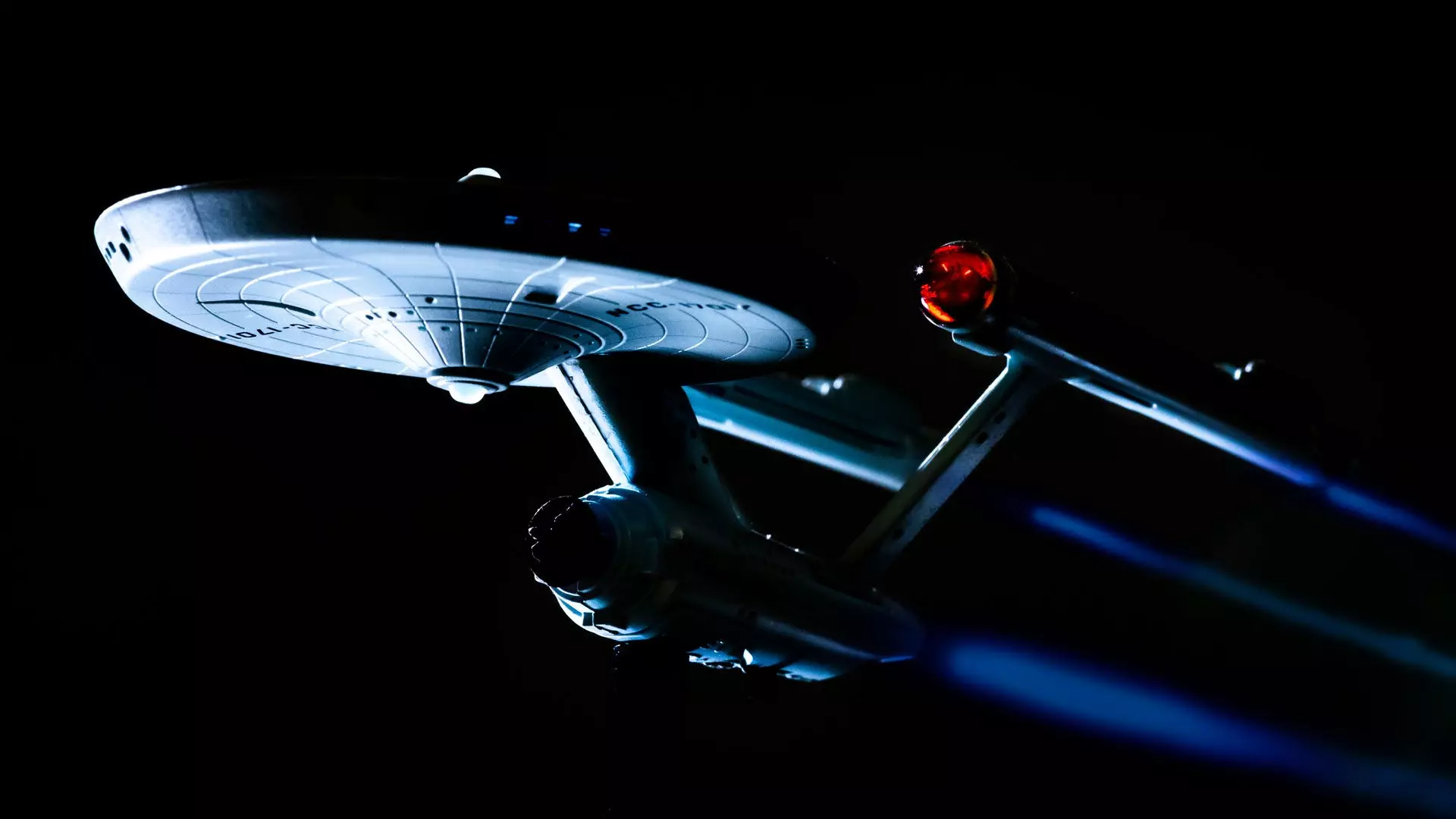 L'Enterprise de 'Star Trek' deformant-se per l'espai.