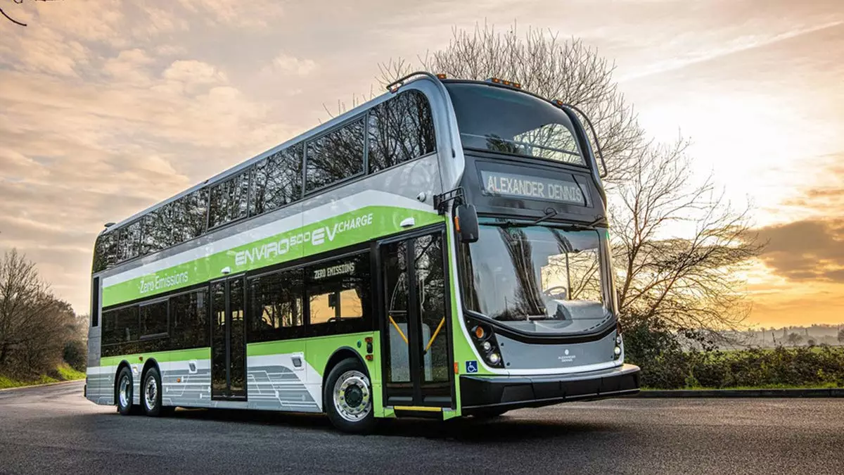 Dvoupatrový autobus v zelené a bílé barvě.