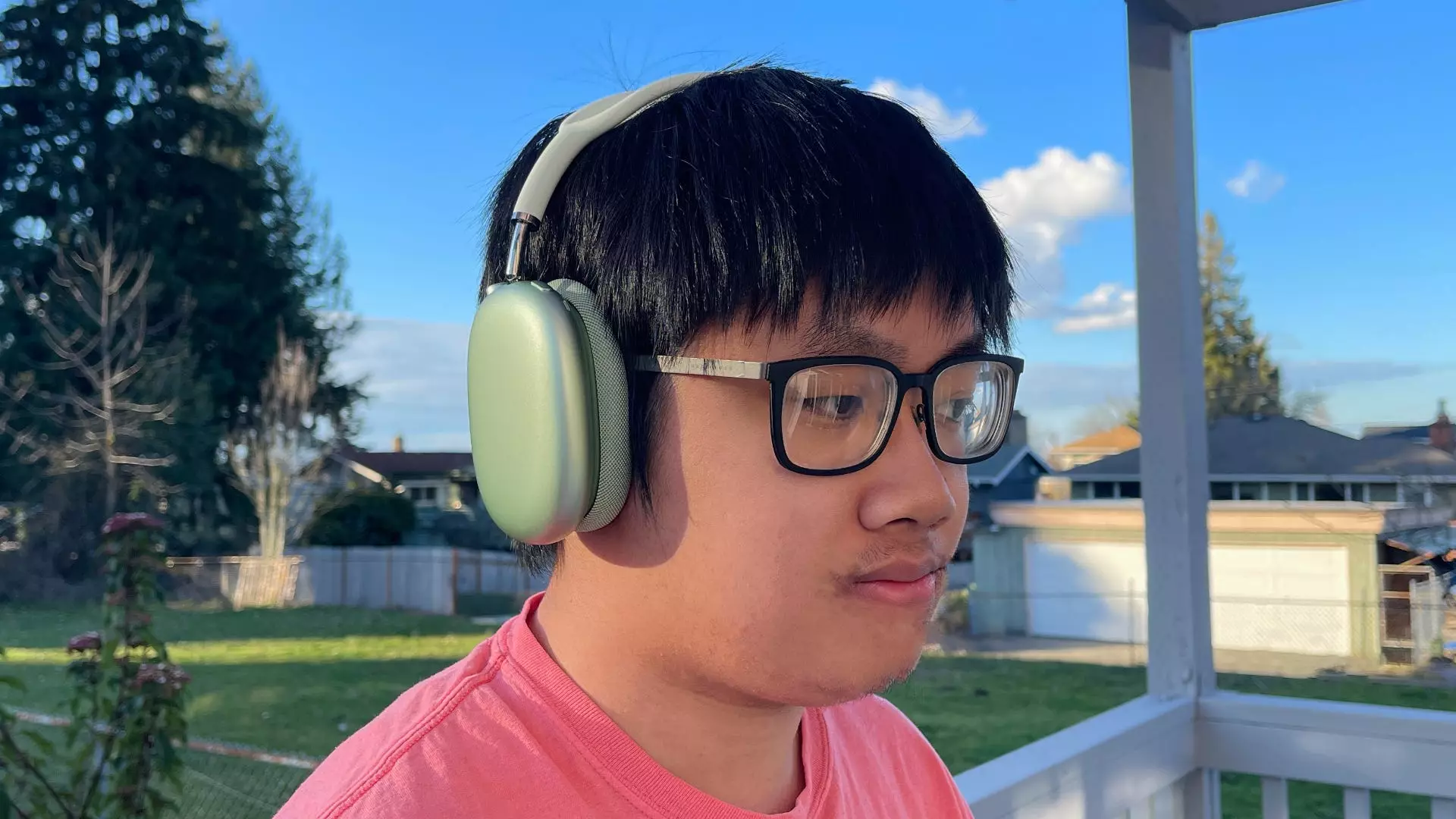 Peter wọ AirPods Max