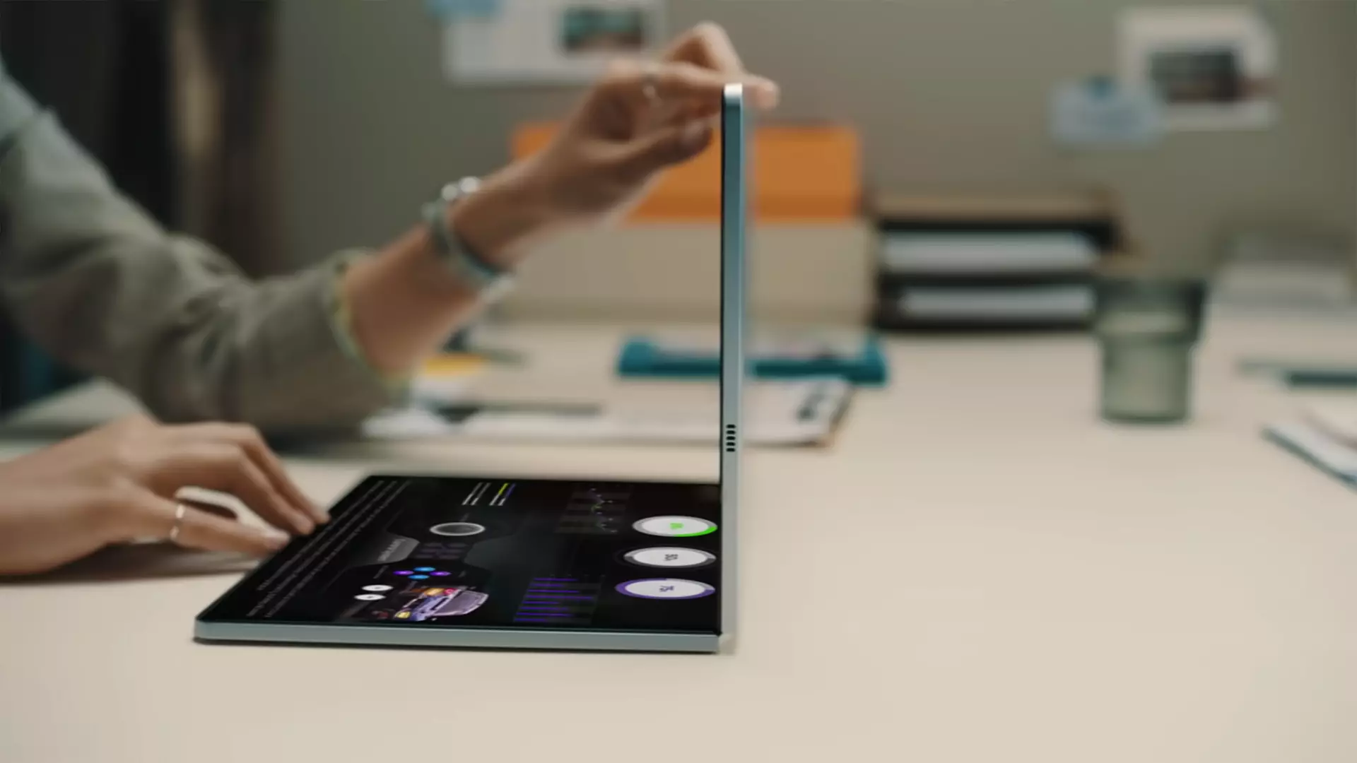 Samsung Bisa Nggawa Teknologi Tampilan Lipat menyang Laptop