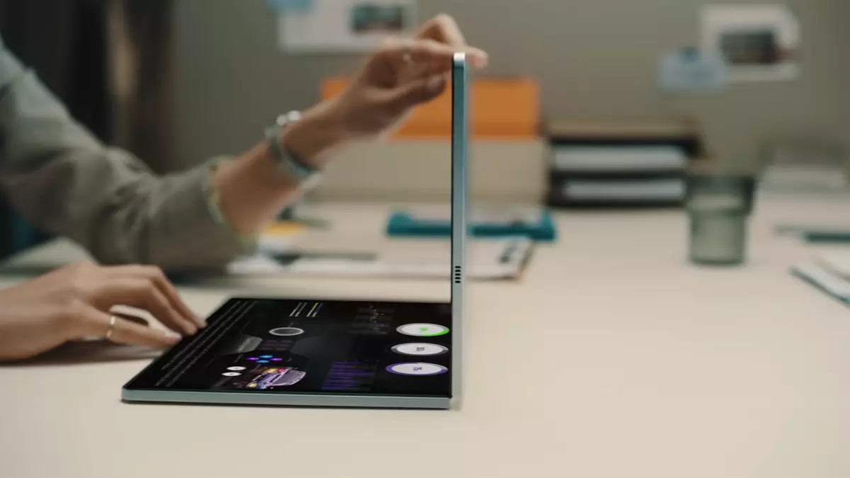 „Samsung“ koncepcinio sulankstomo ekrano nešiojamojo kompiuterio nuotrauka.