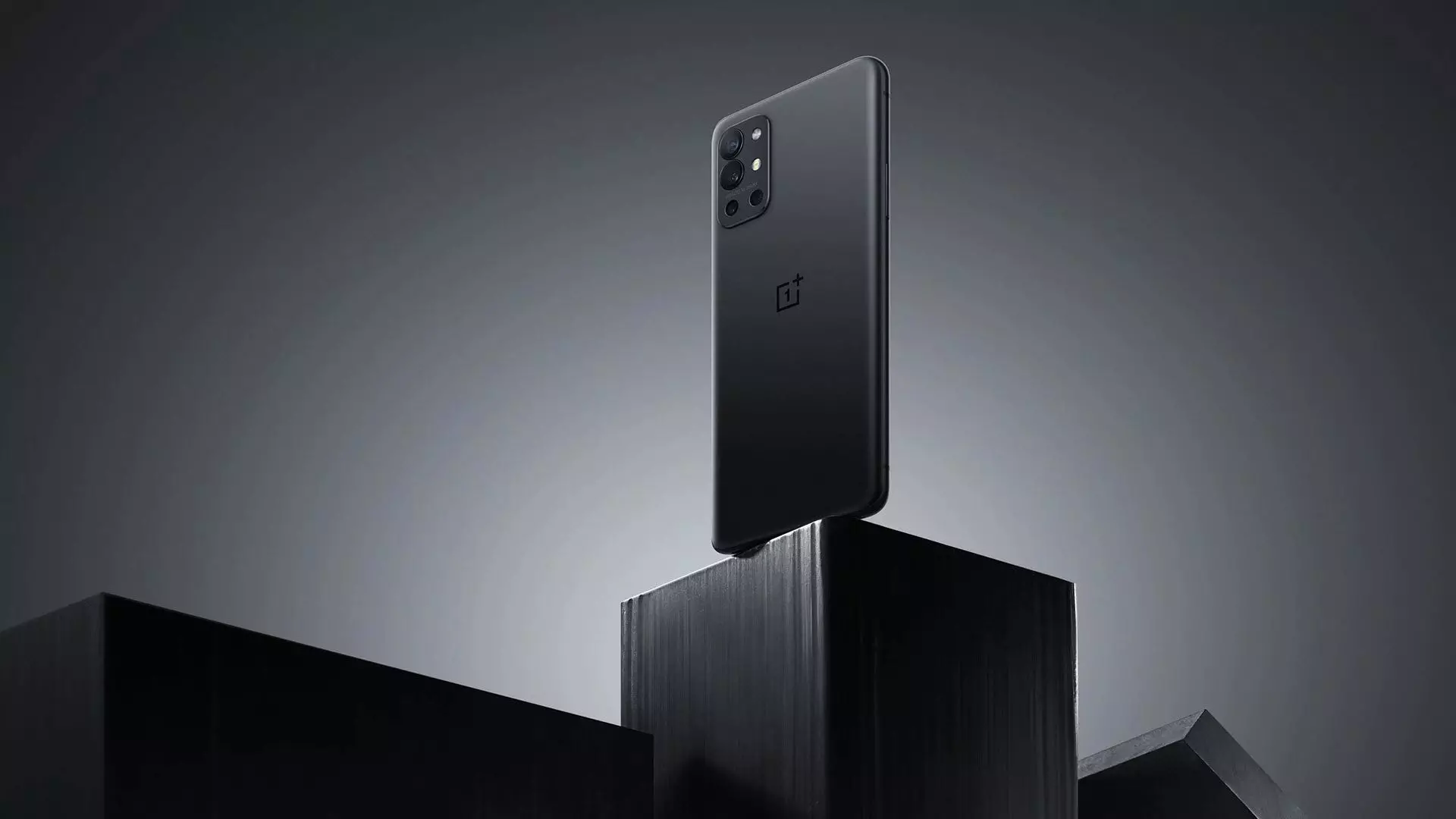 OnePlus 9R dalam warna hitam karbon