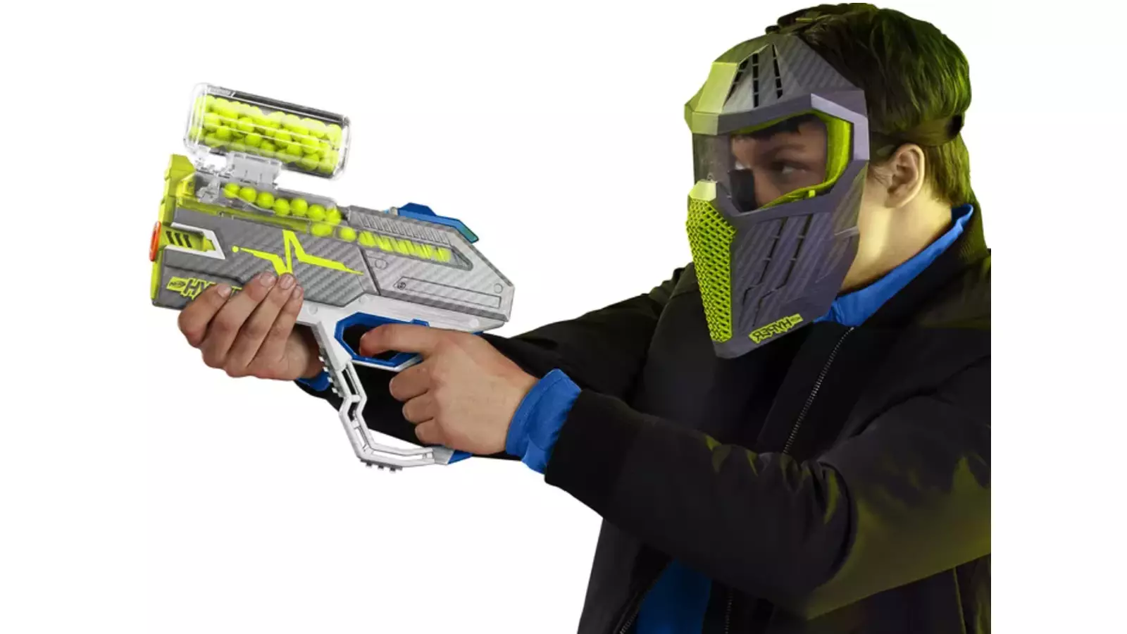 Persoon die een van de nieuwe Nerf Hyper-blasters vasthoudt met een beschermend masker op