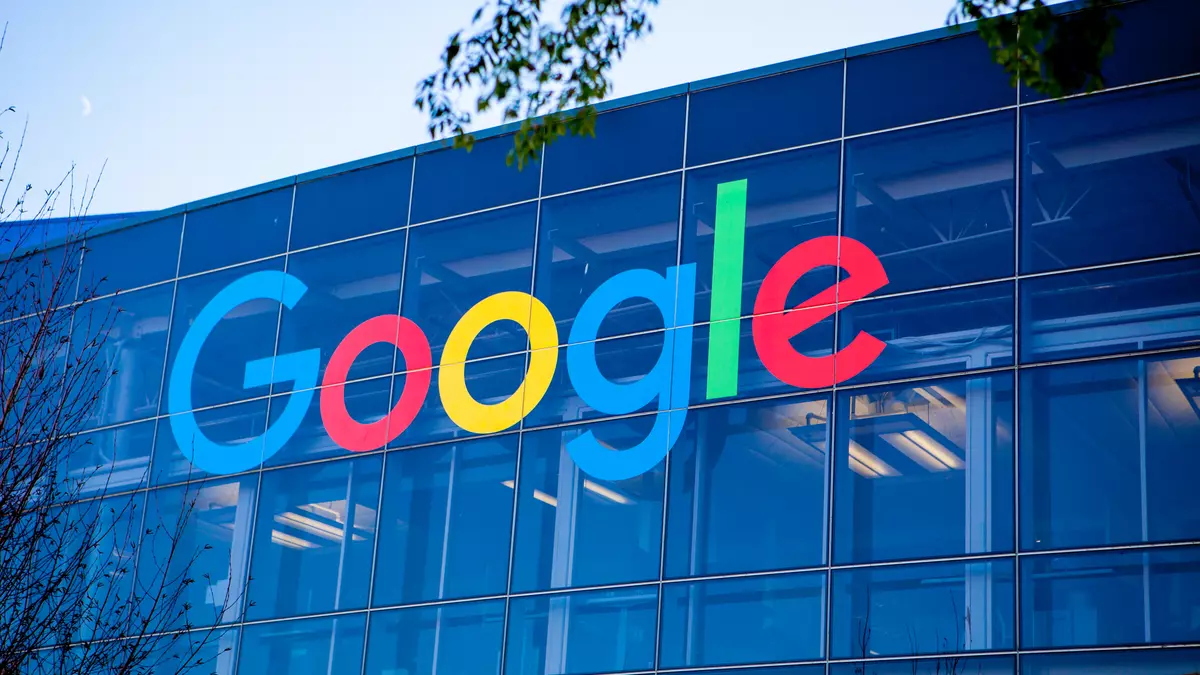 Google-ren logotipoa Googleplex-en, Kaliforniako Silicon Valley-ko campus nagusian.