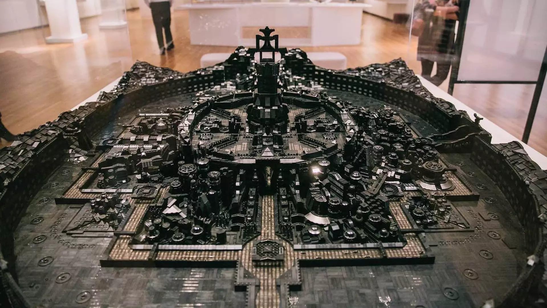 Deze 100.000-delige LEGO-sculptuur stelt een opnieuw ontworpen Afrikaanse metropool voor