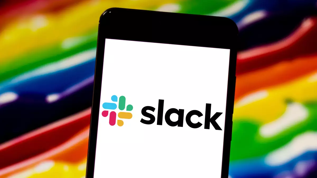 무지개 배경에 대해 스마트폰 화면에 표시되는 Slack 앱 로고