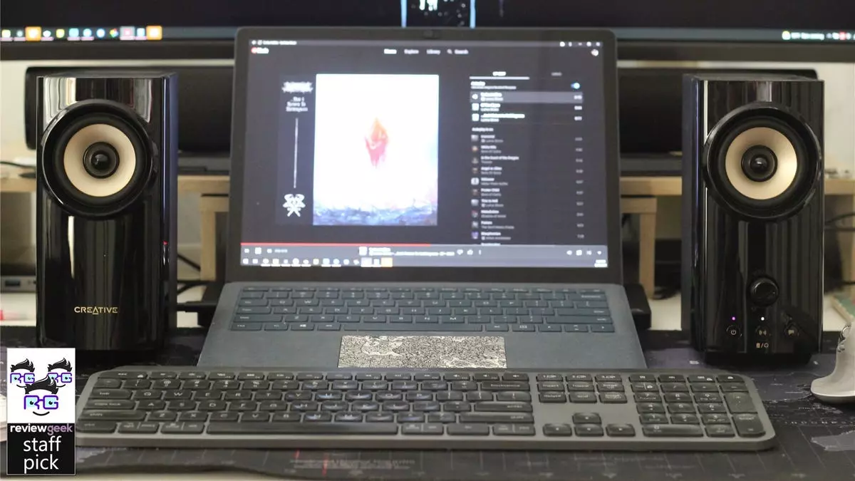 Creative T60-högtalarna som flankerar en Surface Laptop 3