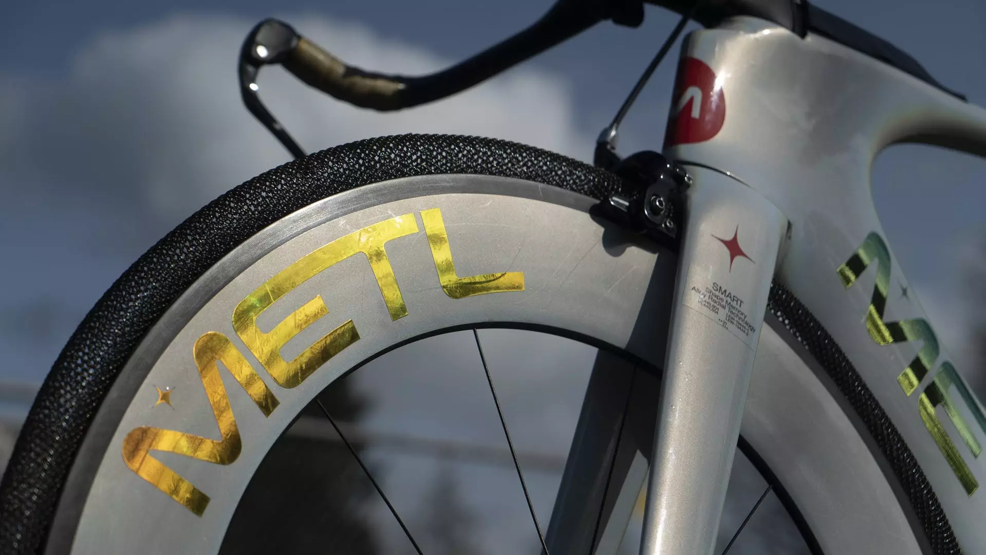 Kovové bezvzduchové pneumatiky na bicykle od spoločnosti Smart, inšpirované NASA, sľubujú, že nikdy neprasknú