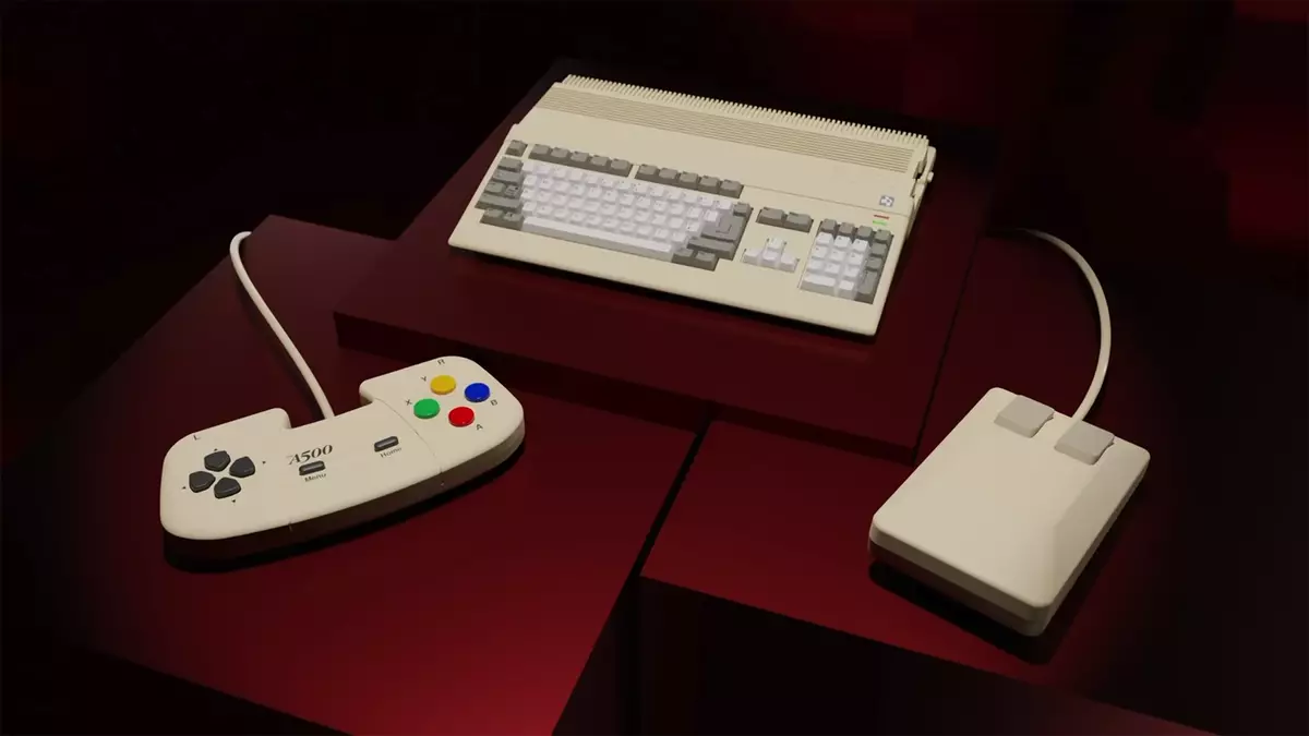 THEA 500 von Retro Games auf einem roten Tisch neben der nachgebauten 2-Tasten-Maus und dem Amiga CD32-Gamepad.