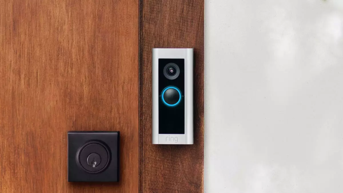 Ring Video Doorbell Pro 2 על דלת עץ.