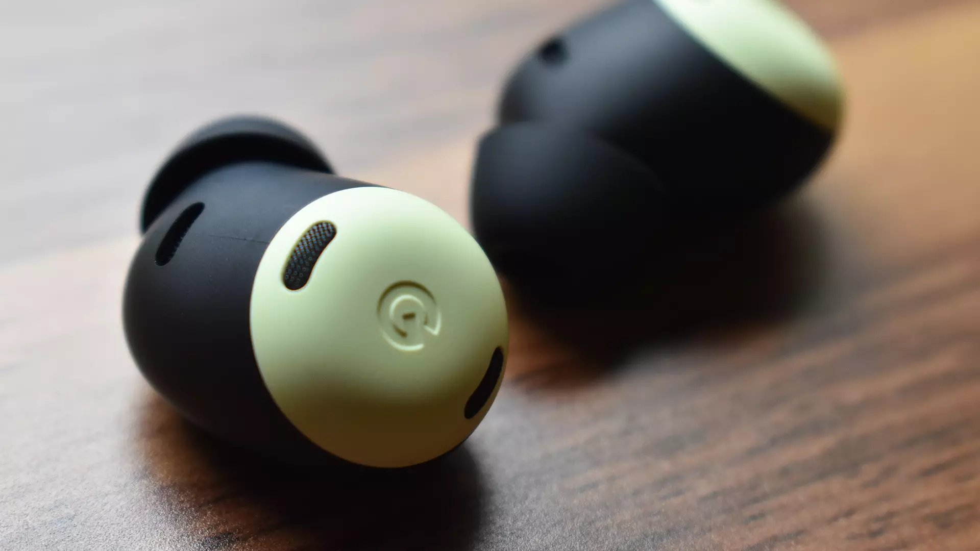 Τα ακουστικά Pixel Buds Pro σε πράσινο χρώμα.