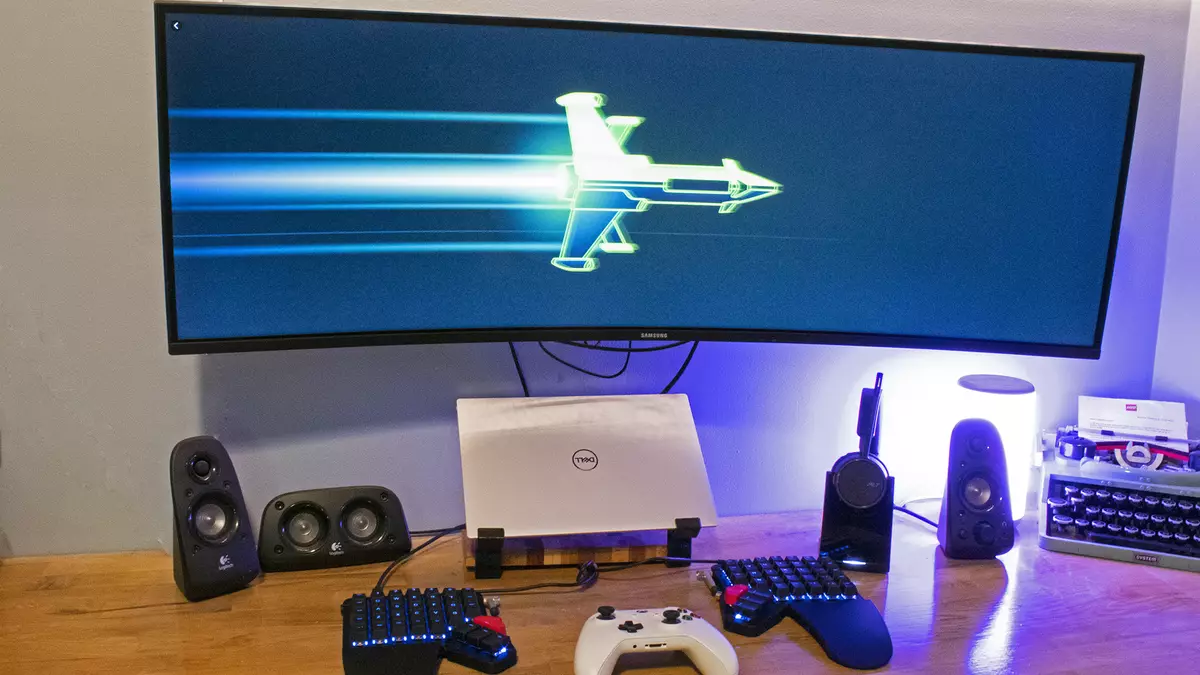 Un monitor ultralarg care rulează un joc pentru consolă Xbox