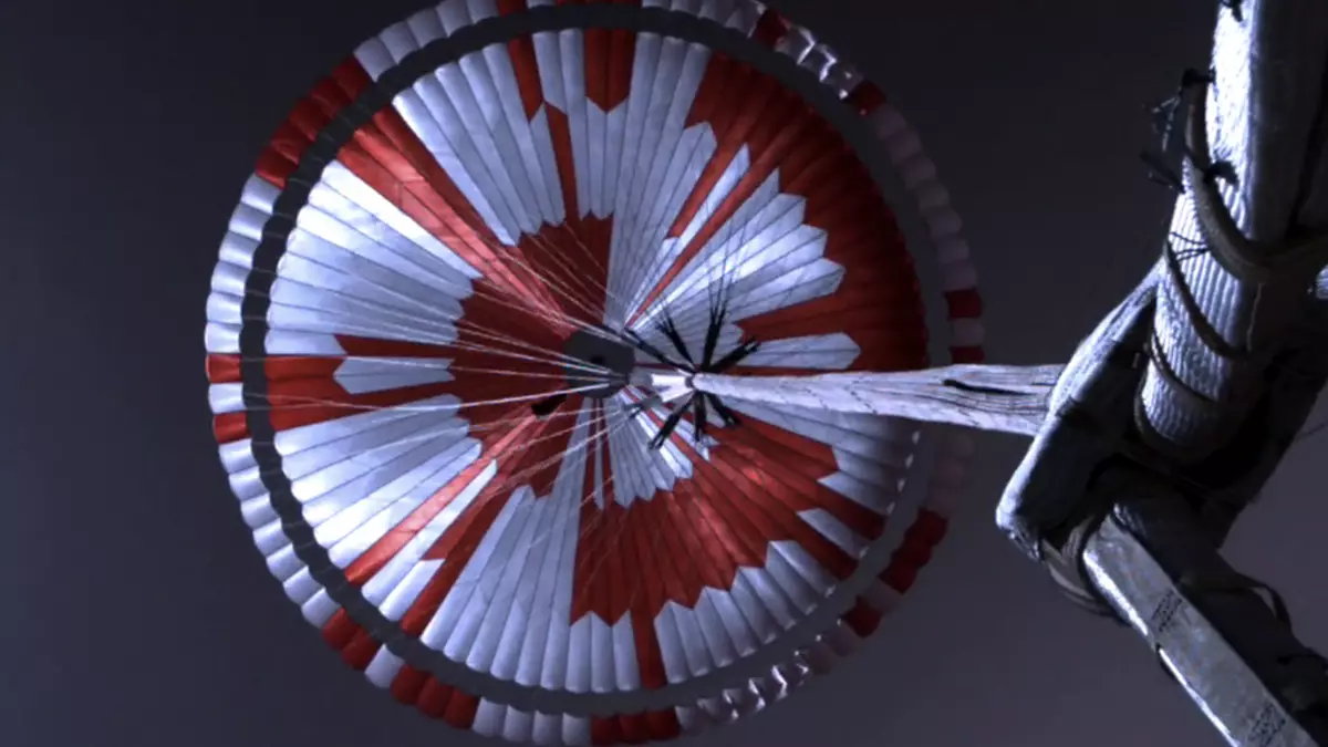 Raudono ir balto marsaeigio parašiuto nuotrauka.