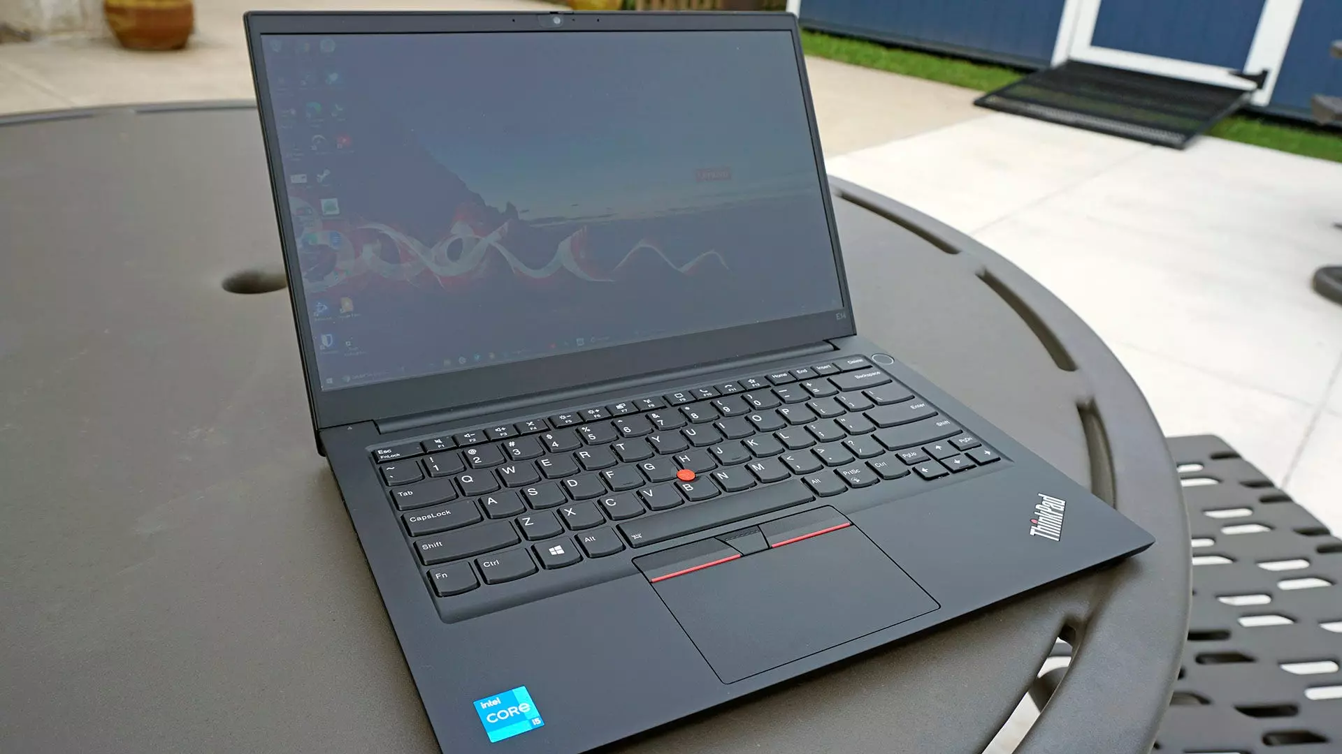 ThinkPad E14 በቁልፍ ሰሌዳ ተከፍቷል።