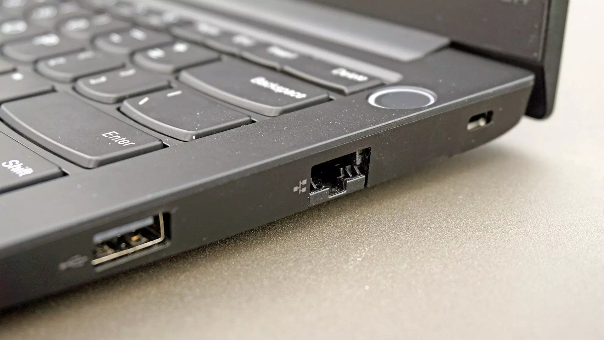 ThinkPad E14 sag tarapdaky portlar